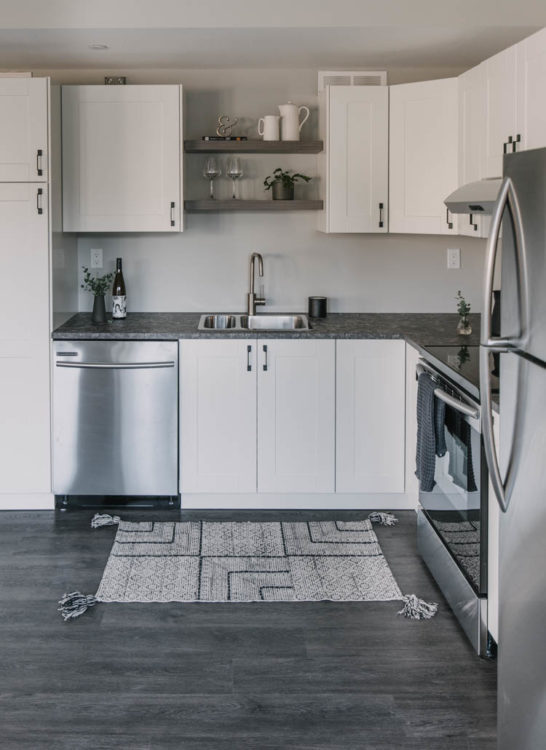 Modern Basement Kitchen Reveal + 4 tips to decorate a kitchen - Lemon ...