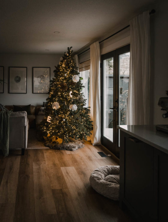 Simple Holiday Home Tour | Natural Christmas Decor Ideas - Lemon Thistle